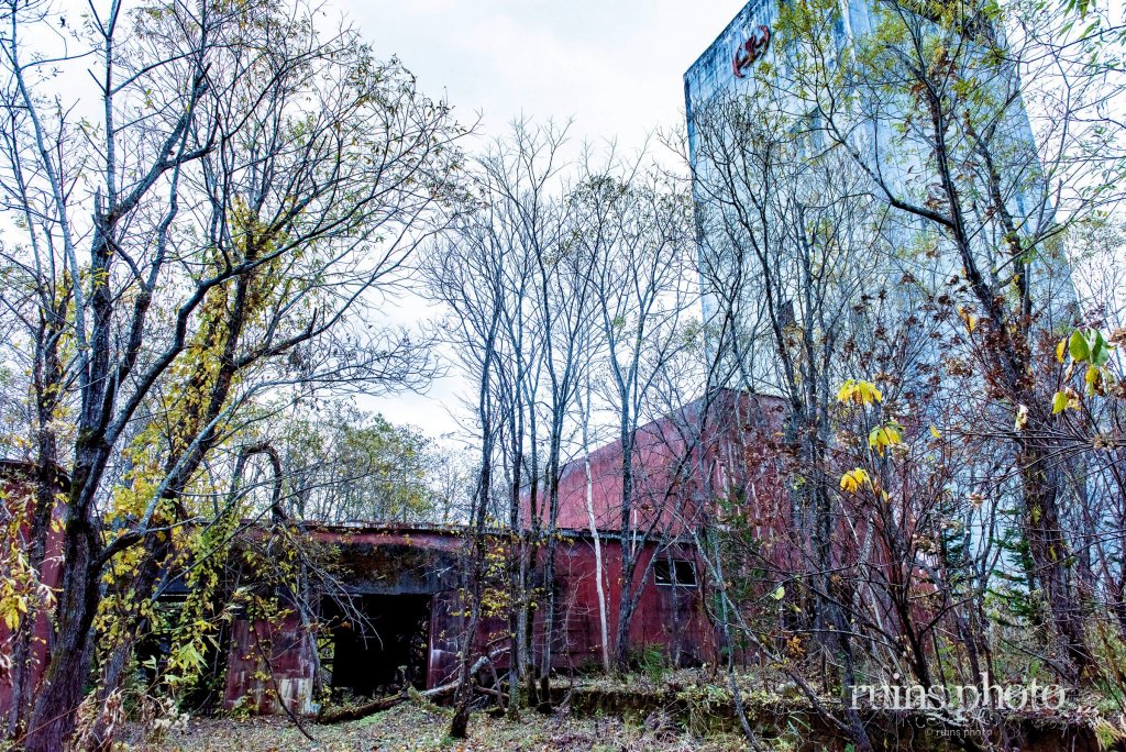 巨大な縦型の構造物が特徴的：羽幌炭鉱立坑櫓（北海道羽幌町） | ruins.photo